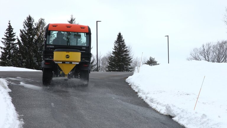 Low Profile 500, 1000 & 2500 Tailgate Spreaders | FISHER®