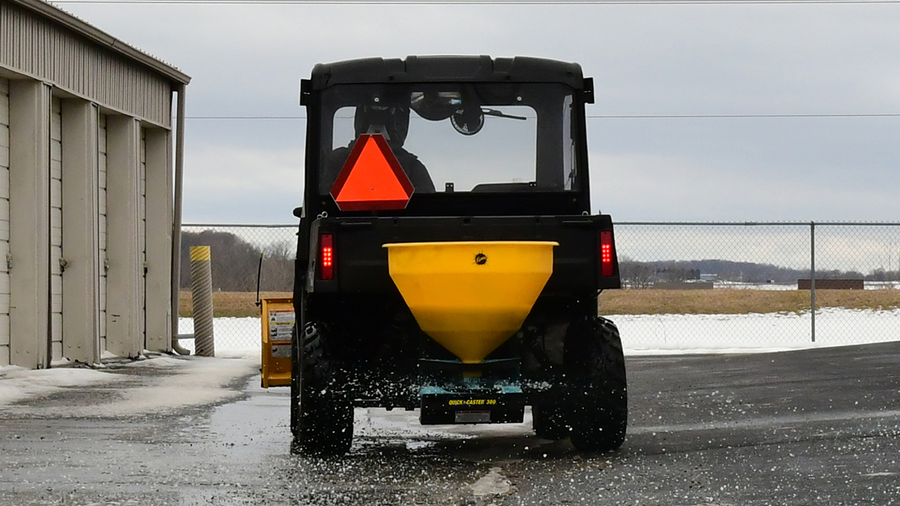 QUICK-CASTER™ 300 & 300G Tailgate Spreader | FISHER®