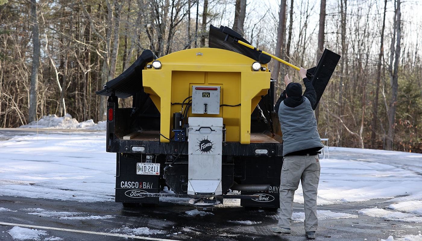 TEMPEST™ Poly Hopper Spreader | FISHER®